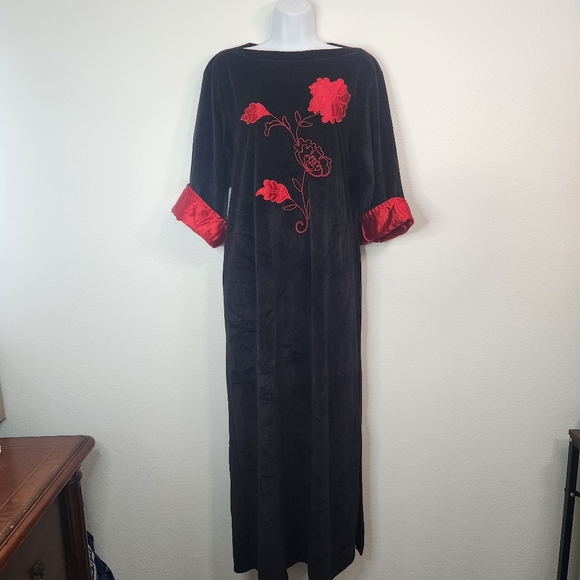 Olga | Dresses | Olga Vintage 7s Black Velvet Red Floral Embroidered ...